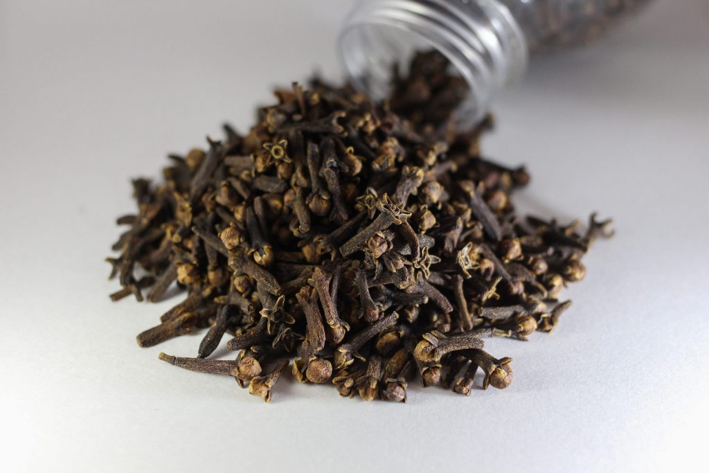 Unlocking the Beauty Secrets: Exploring the Skin Benefits of Clove Oil ...